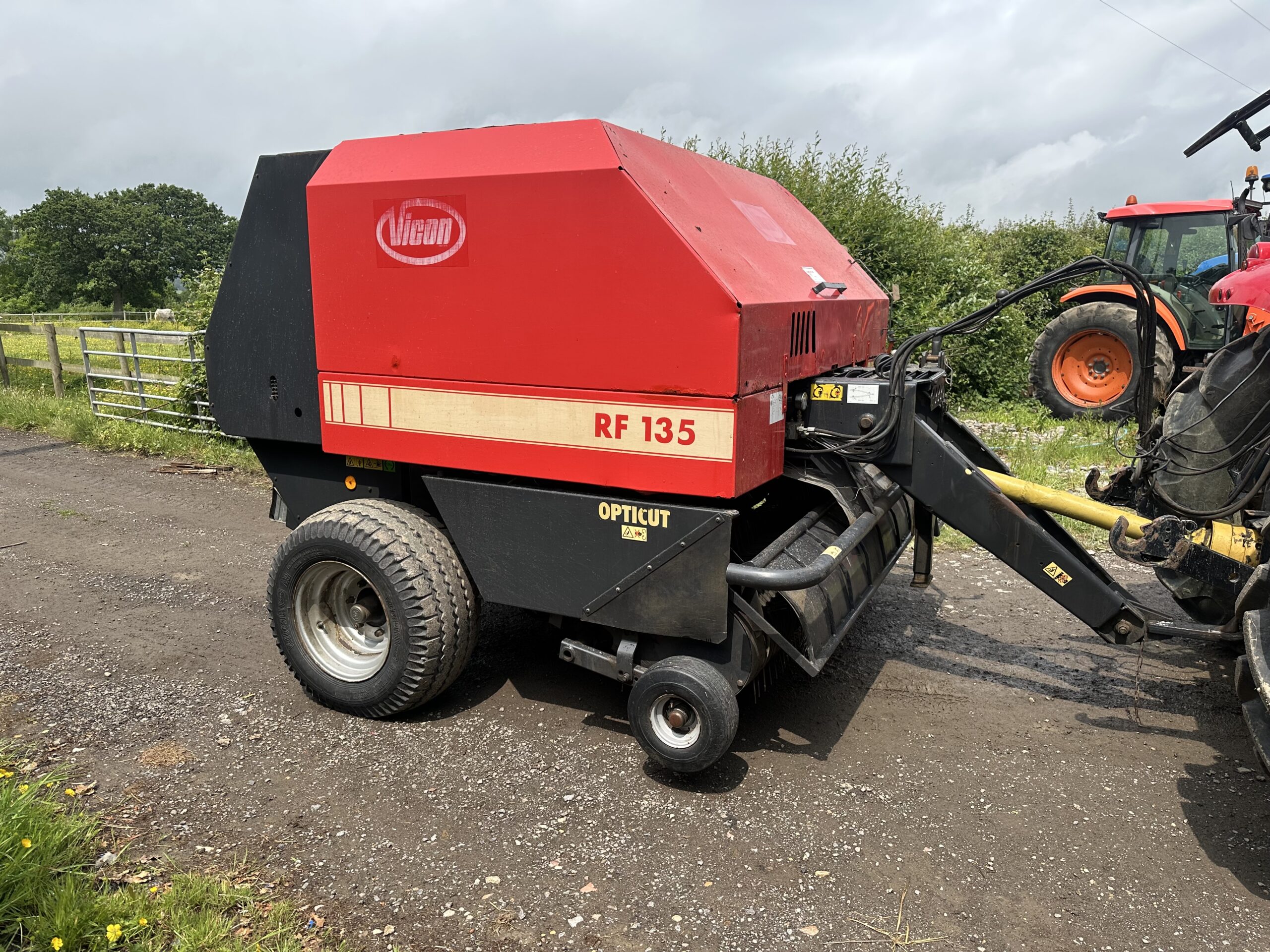 VICON RF135 ROUND BALER - Tom Ray Tractor Sales
